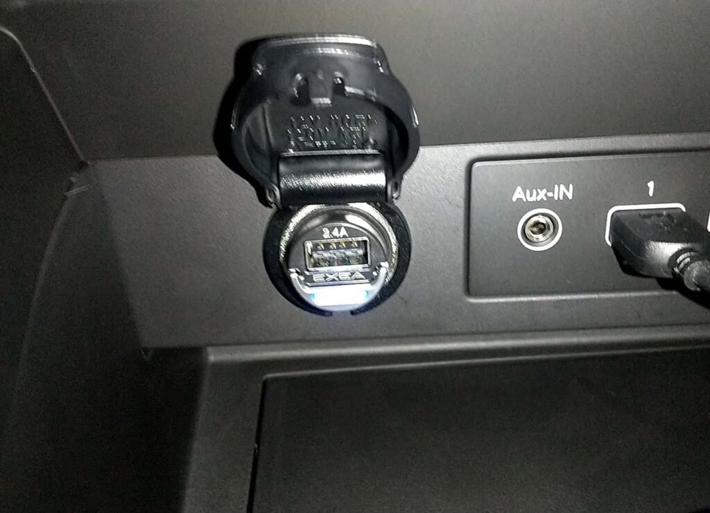 シガーソケットのフタが閉まる！？コンパクトUSBポート 「EXEA EM-168」を使ってみる | ハジカラ