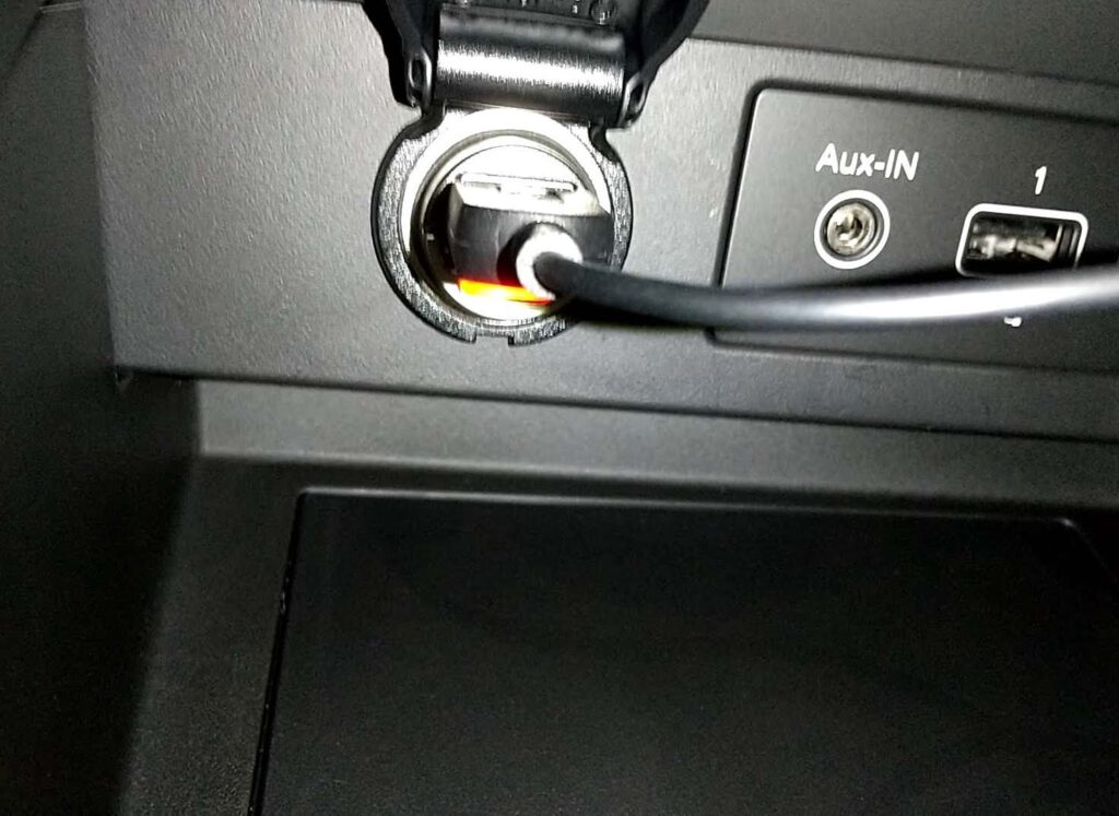 シガーソケットのフタが閉まる！？コンパクトUSBポート 「EXEA EM-168」を使ってみる | ハジカラ