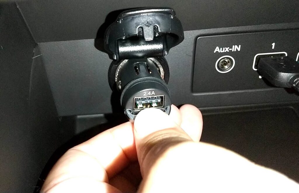 シガーソケットのフタが閉まる！？コンパクトUSBポート 「EXEA EM-168」を使ってみる | ハジカラ